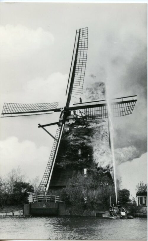 Kinderdijk Molen Overwaard no. 2 in brand - Ansichtkaarten Webwinkel
